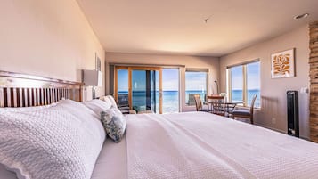 Quarto superior, 1 cama King, sacada, vista para o oceano | Ferros/tábuas de passar roupa, berços grátis, Wi-Fi de cortesia