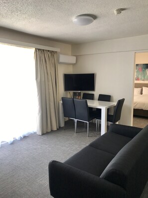 Apartamento, 3 quartos | Sala de estar | TV 20 polegadas com canais digitais