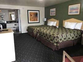 Quarto Standard, 2 camas queen-size, não fumadores | Secretária, cortinas/cortinados opacos, quartos insonorizados 