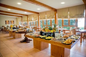 Café da manhã com buffet todos os dias (EUR 9 por pessoa)