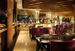 Pequeno-almoço tipo buffet diário mediante uma taxa 