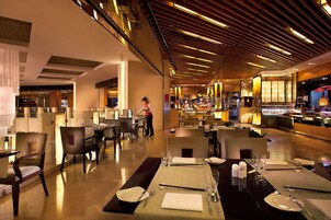 2 restaurantes: opção de café da manhã, almoço e jantar