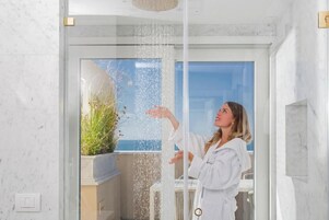 Penthouse, vista para o mar (Panorama, Front) | Casa de banho | Um polibã e uma banheira separados, produtos de higiene exclusivos 