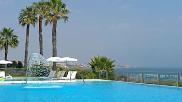 2 piscinas internas, piscina externa sazonal, guarda-sóis