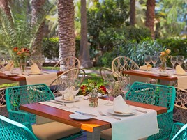 2 restaurantes, é servido café da manhã