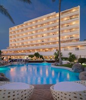 Fachada da propriedade à noite