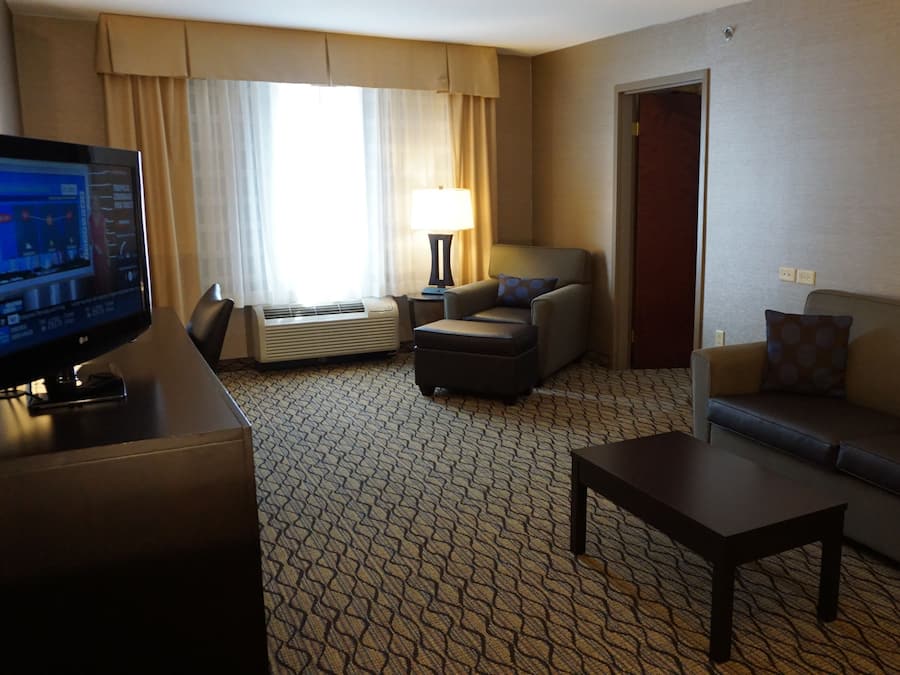 Suíte, 1 cama King e sofá-cama (Wet Bar) | Sala de estar | TV de tela plana 32 polegadas com canais digitais, TV