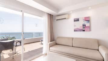 Apartamento superior, 1 quarto, terraço, vista para o mar | Sala de estar | TV de tela plana