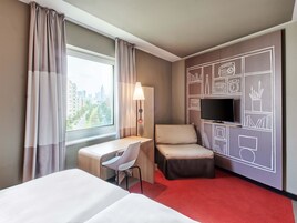 Quarto Duplo | Secretária, cortinas/cortinados opacos, quartos insonorizados 