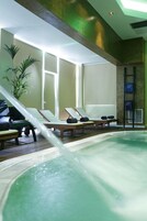 Piscina interna, piscina externa, guarda-sóis, espreguiçadeiras