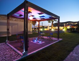 Serviço de café da manhã, almoço, jantar; vistas para a piscina