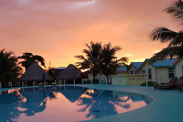 Piscina externa, guarda-sóis, espreguiçadeiras