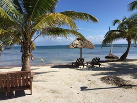 Na praia, praia de areia branca, toldos de praia gratuitos 