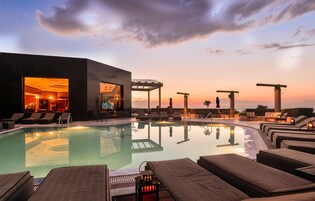 Piscina exterior sazonal, guarda-sóis, espreguiçadeiras