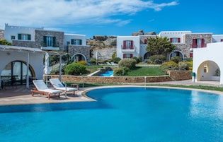 2 piscinas externas, guarda-sóis, espreguiçadeiras