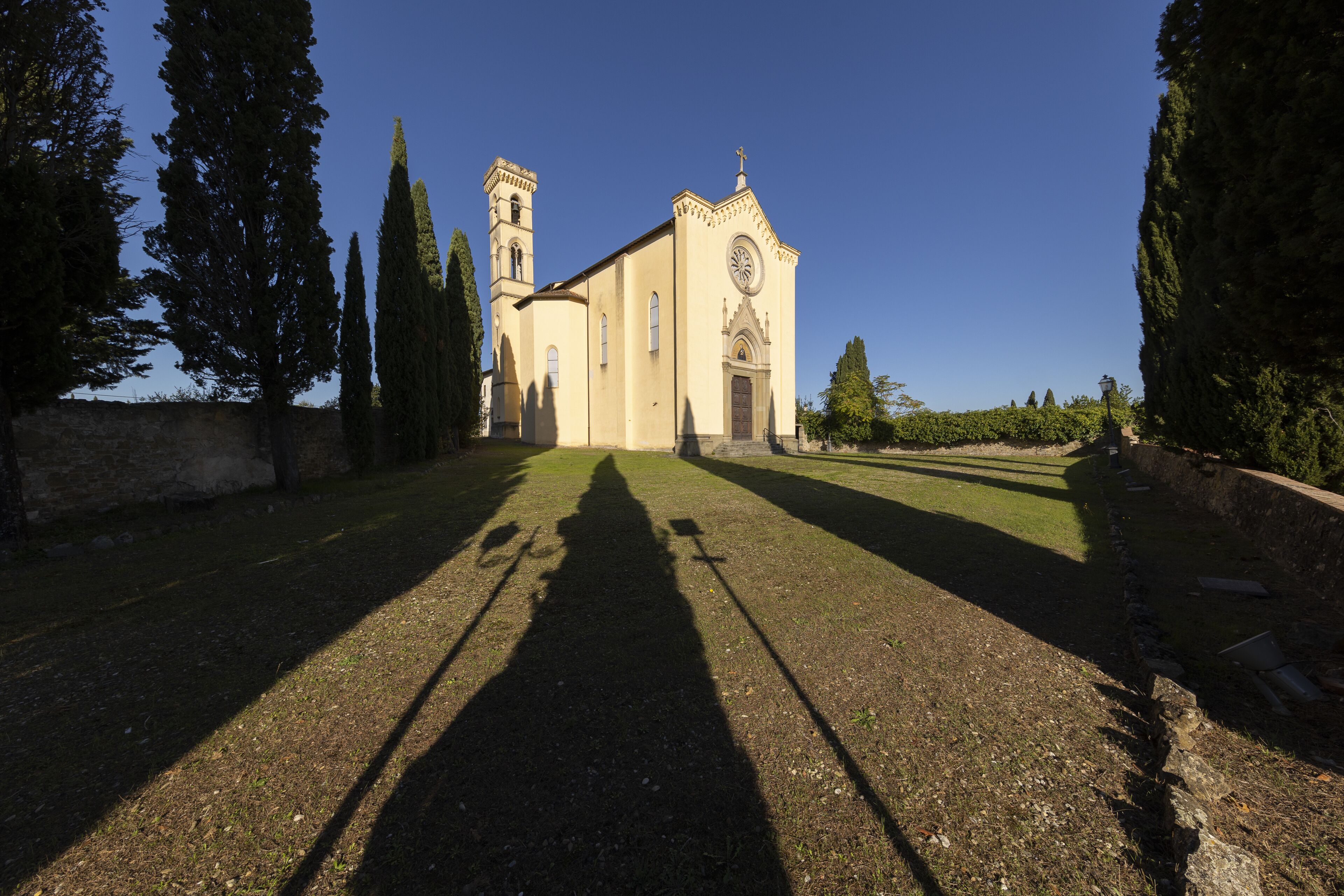 Uma igreja com uma torre de sino e uma janela circular.