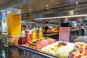 Pequeno-almoço tipo buffet diário mediante uma taxa 