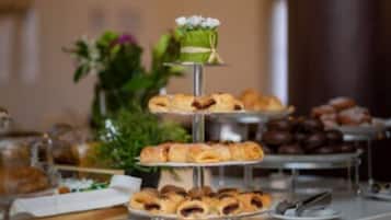 Pequeno-almoço tipo buffet mediante uma taxa aos fins de semana