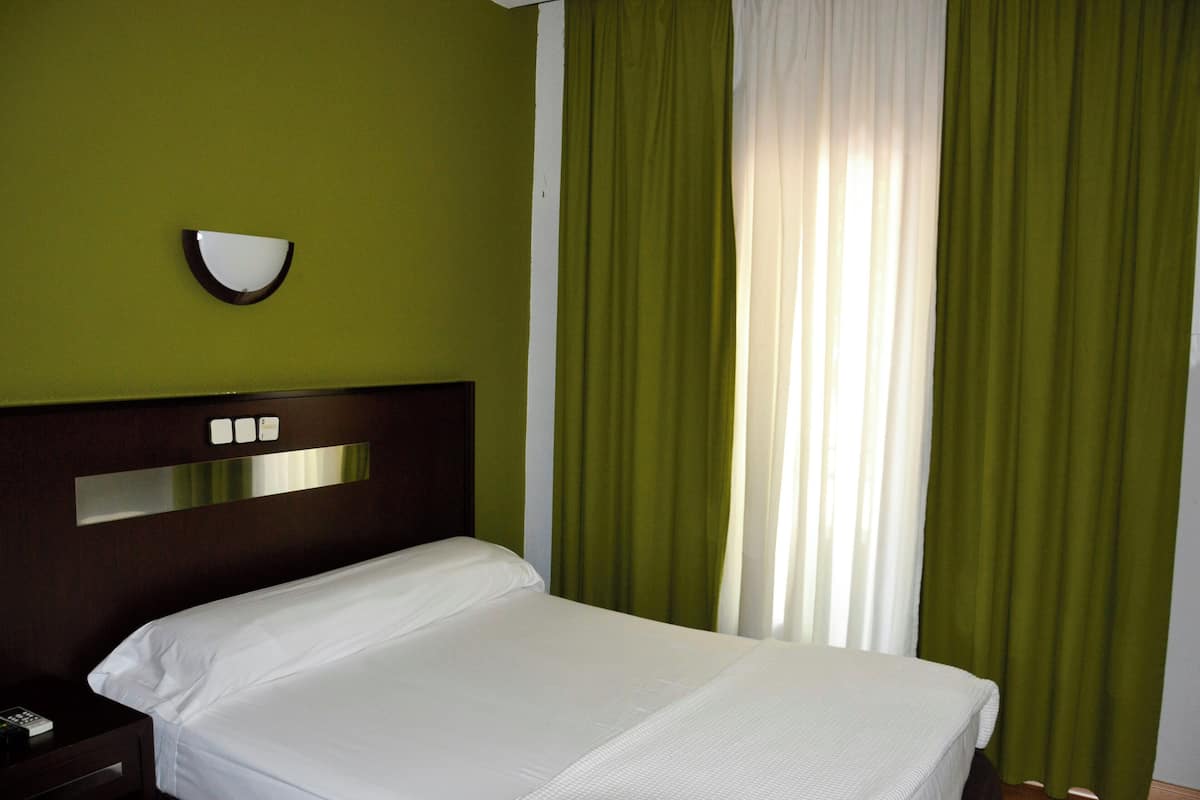 Quarto Individual Básico | Secretária, cortinas/cortinados opacos, Wi-fi grátis