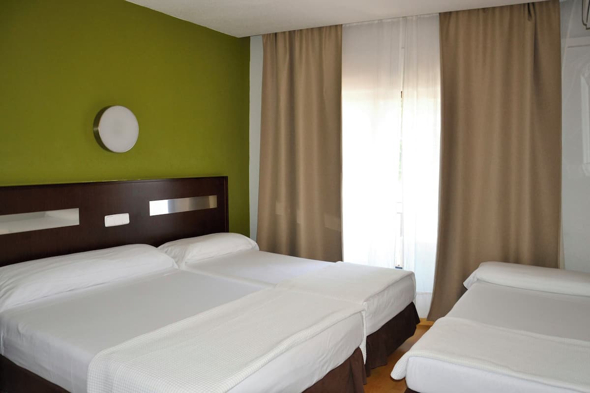 Quarto Quádruplo Familiar | Secretária, cortinas/cortinados opacos, Wi-fi grátis