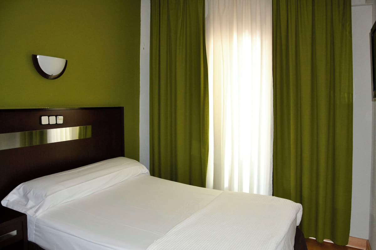 Quarto Duplo ou Twin | Secretária, cortinas/cortinados opacos, Wi-fi grátis