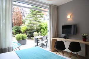 Quarto casal luxo, 1 cama Queen, terraço (Ground Floor) | Edredons de pluma, cofres nos quartos, escrivaninha