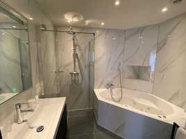 King Suite with Spa Bath | Edredons de pluma, cofres nos quartos, escrivaninha