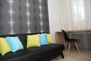 Quarto casal luxo, 1 cama Queen, terraço (Ground Floor) | Área de estar | TV LCD 65 cm com canais via satélite, TV, computador
