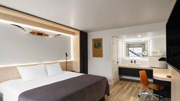 Quarto, 1 cama King, para não fumantes | Individualmente decorados, individualmente mobiliados, escrivaninha