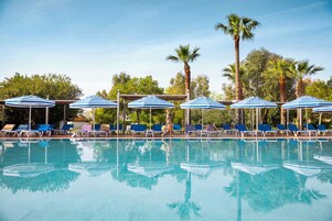 2 piscinas exteriores, guarda-sóis, espreguiçadeiras