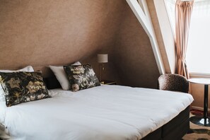 Cofres nos quartos, escrivaninha, Wi-Fi de cortesia, roupa de cama