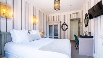 Quarto superior, 1 cama Queen, para não fumantes, banheira | Cofres nos quartos, escrivaninha, quartos à prova de som