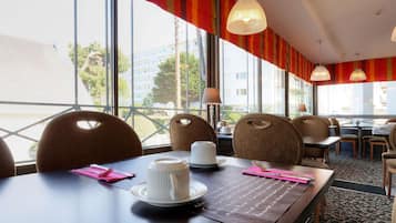 Pequeno-almoço tipo buffet diário (15 EUR por pessoa)