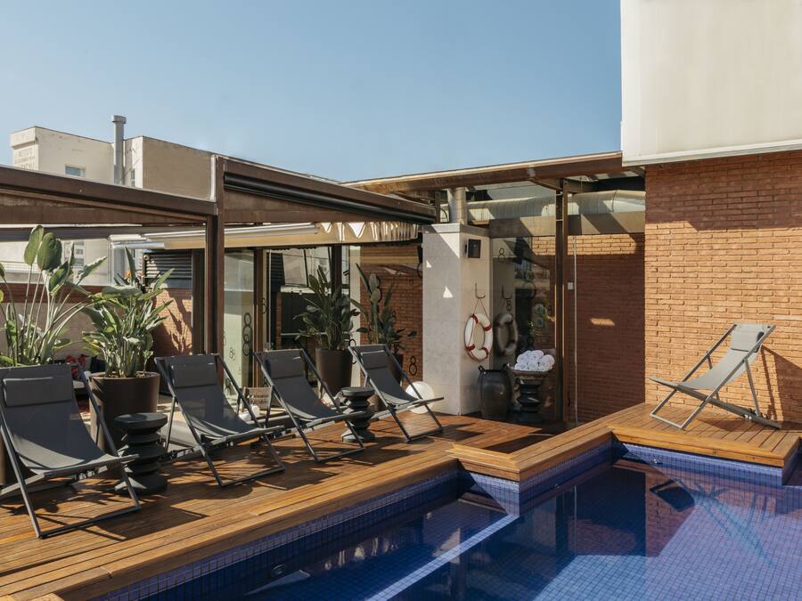 Piscina exterior sazonal, espreguiçadeiras