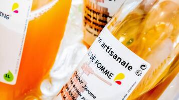 Close-up de garrafas com etiquetas que indicam serem néctares artesanais.