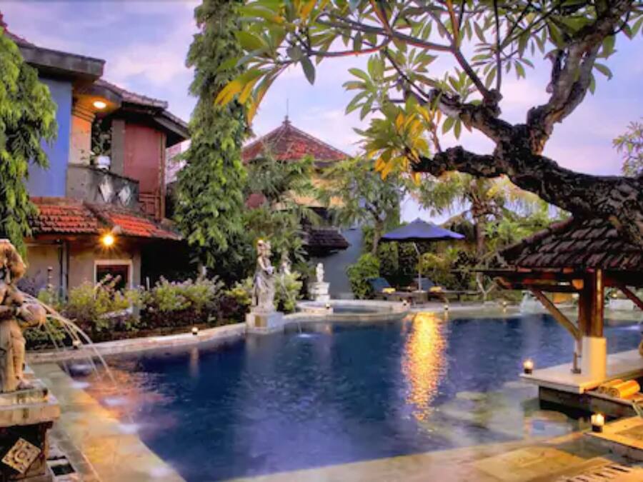Piscina exterior, espreguiçadeiras