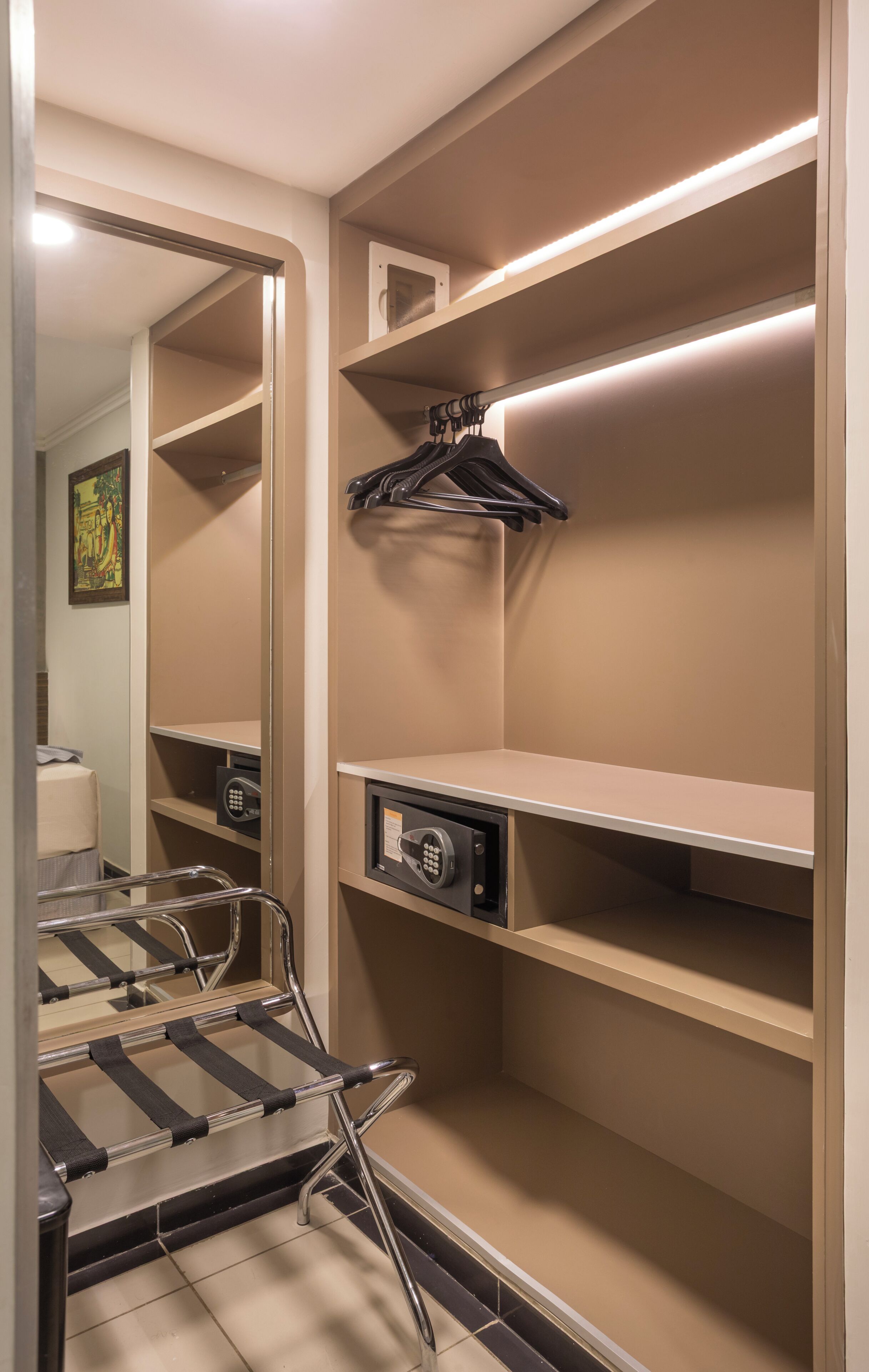 Roupas de cama premium, frigobar, cofres nos quartos, Wi-Fi de cortesia