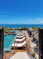 Piscina exterior, guarda-sóis, espreguiçadeiras