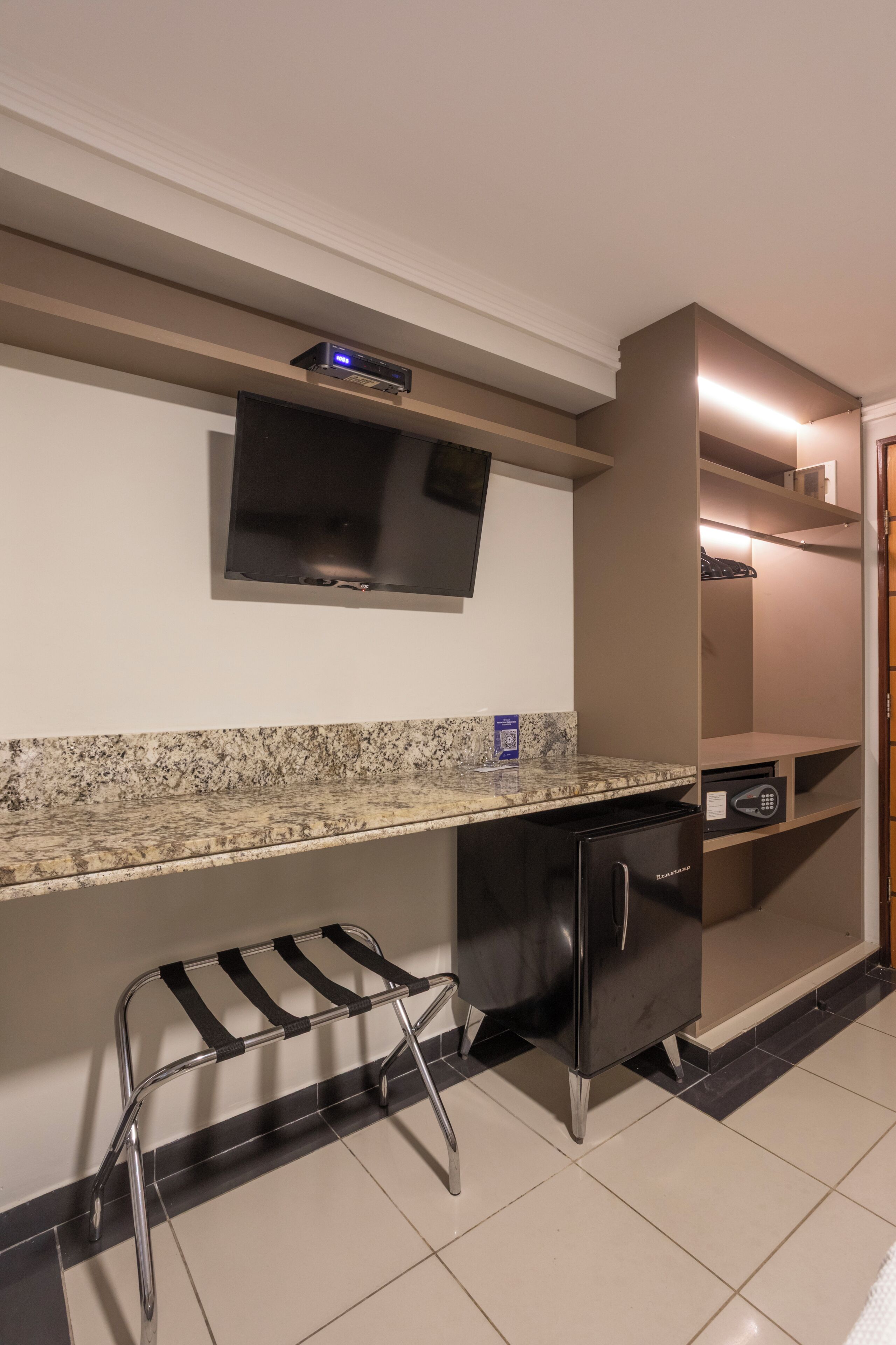 Roupas de cama premium, frigobar, cofres nos quartos, Wi-Fi de cortesia