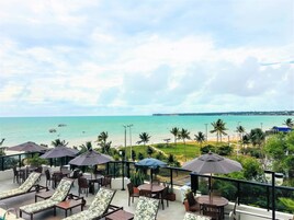 Na praia, praia de areia branca, toalhas de praia 