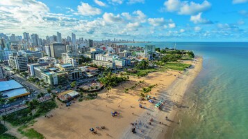 Na praia, praia de areia branca, toalhas de praia