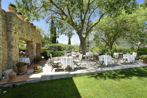 Serviço de café da manhã, culinária mediterrânea, vistas para o jardim