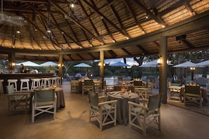 6 bares/lounges, 2 bares ao lado da piscina, bar molhado, bar na praia