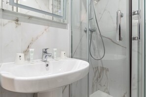 Quarto Individual | Casa de banho | Artigos de higiene pessoal grátis, um secador de cabelo 