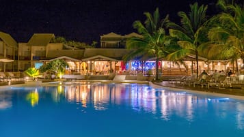 Piscina exterior, guarda-sóis, espreguiçadeiras