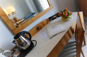 Frigobar, cofres nos quartos, escrivaninha, cortinas blackout