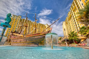 2 piscinas exteriores, uma piscina aquecida, guarda-sóis 