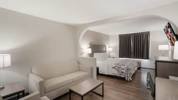 Suite, 1 cama king-size e sofá-cama, não fumadores | Secretária, cortinas/cortinados opacos, ferro/tábua de engomar