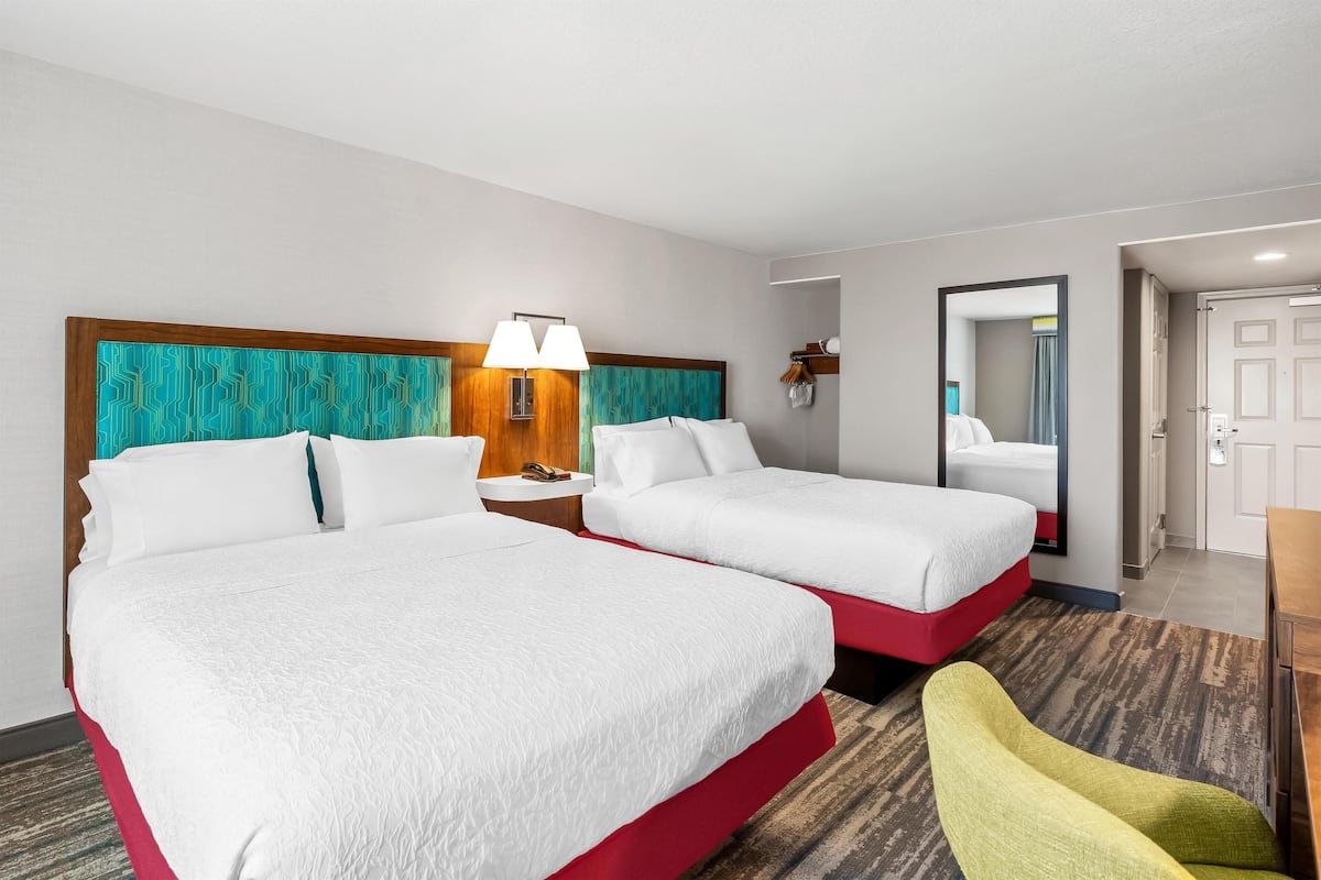 Quarto, 2 camas Queen, acessível, para não fumantes | Escrivaninha, cortinas blackout, ferros/tábuas de passar roupa