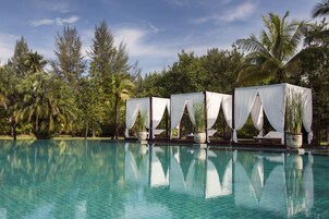 Piscina exterior, guarda-sóis 